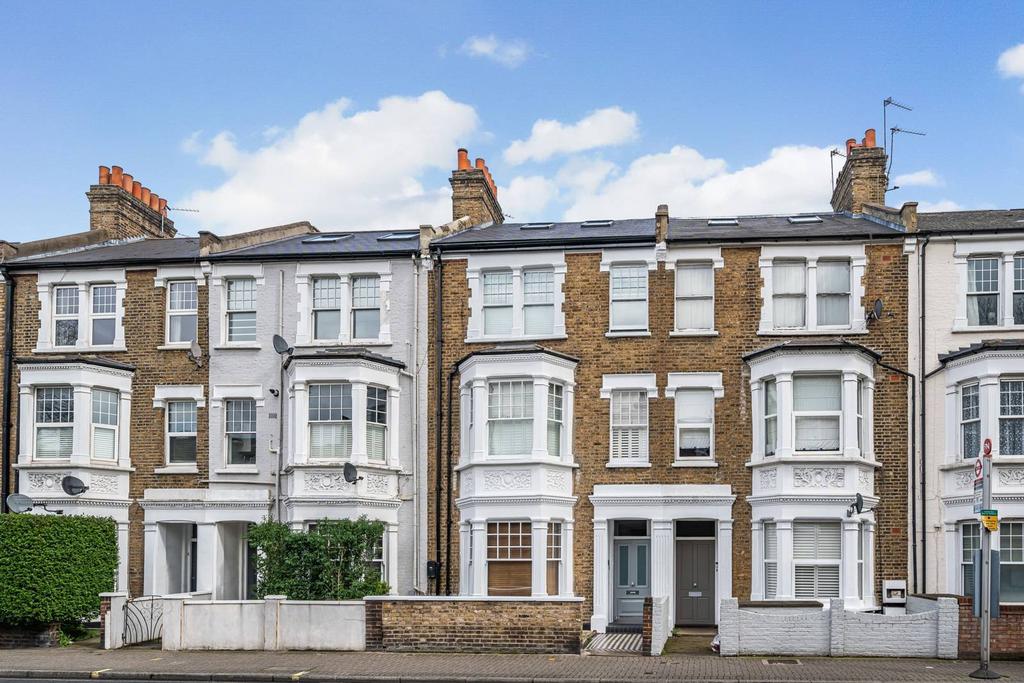 Fulham Palace Road, Bishop's Park... 2 bed flat - £550,000