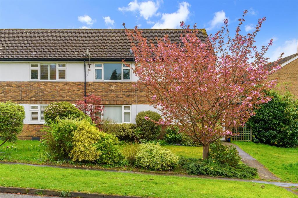 Beacon Way, Banstead 2 bed maisonette - £385,000