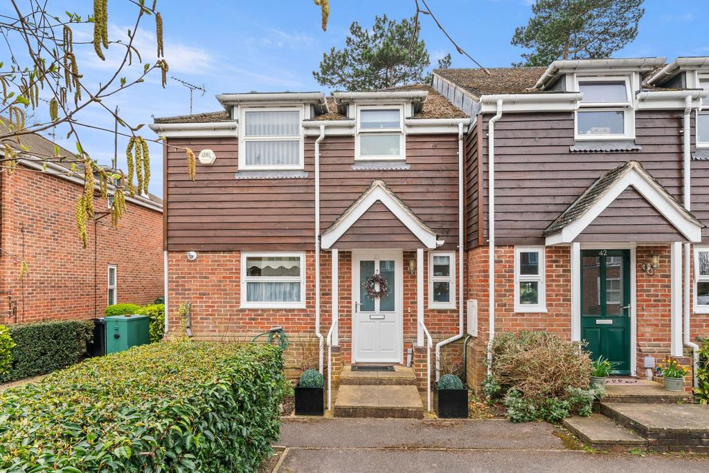 Pendenza, Cobham, KT11 3 bed end of terrace house - £650,000