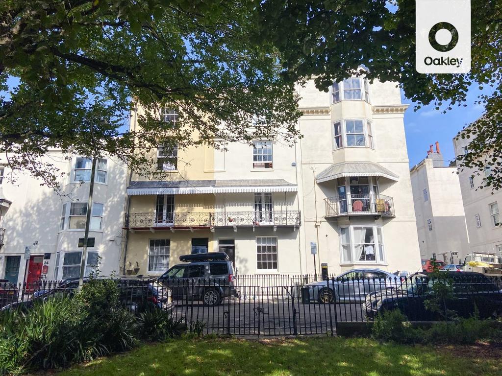 Russell Square, Brighton BN1 1 bed flat - £1,400 pcm (£323 pw)