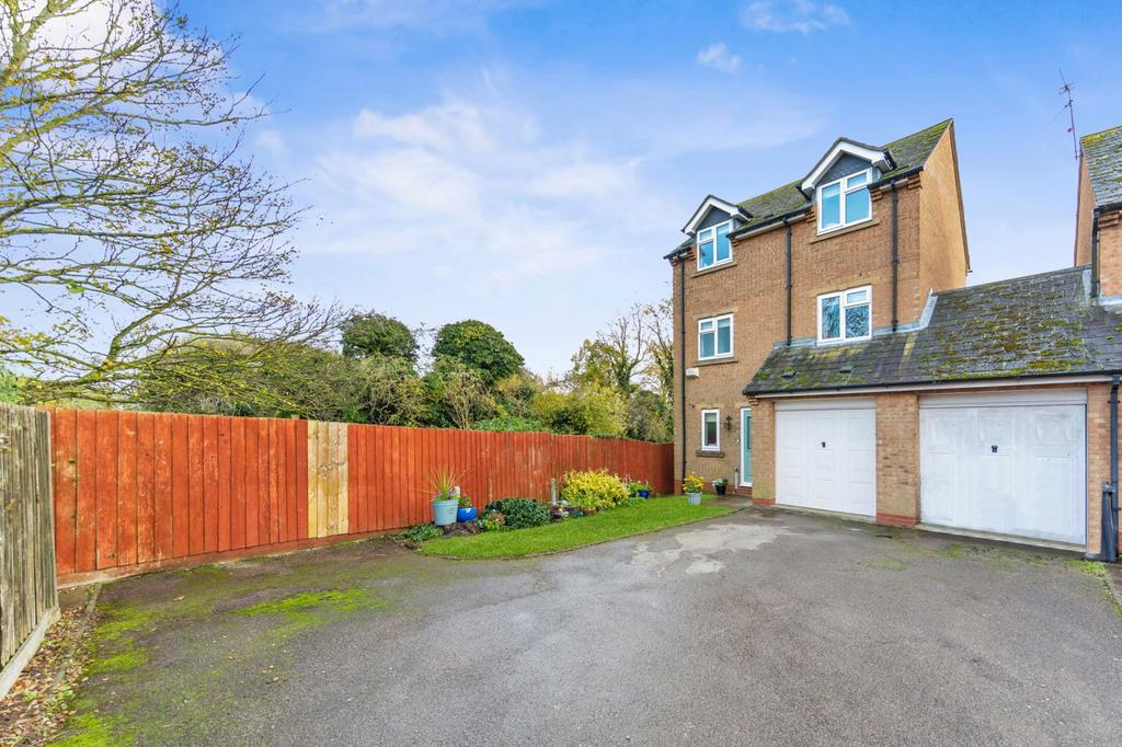Plough Close, Kettering NN14 4 bed link detached house - £270,000