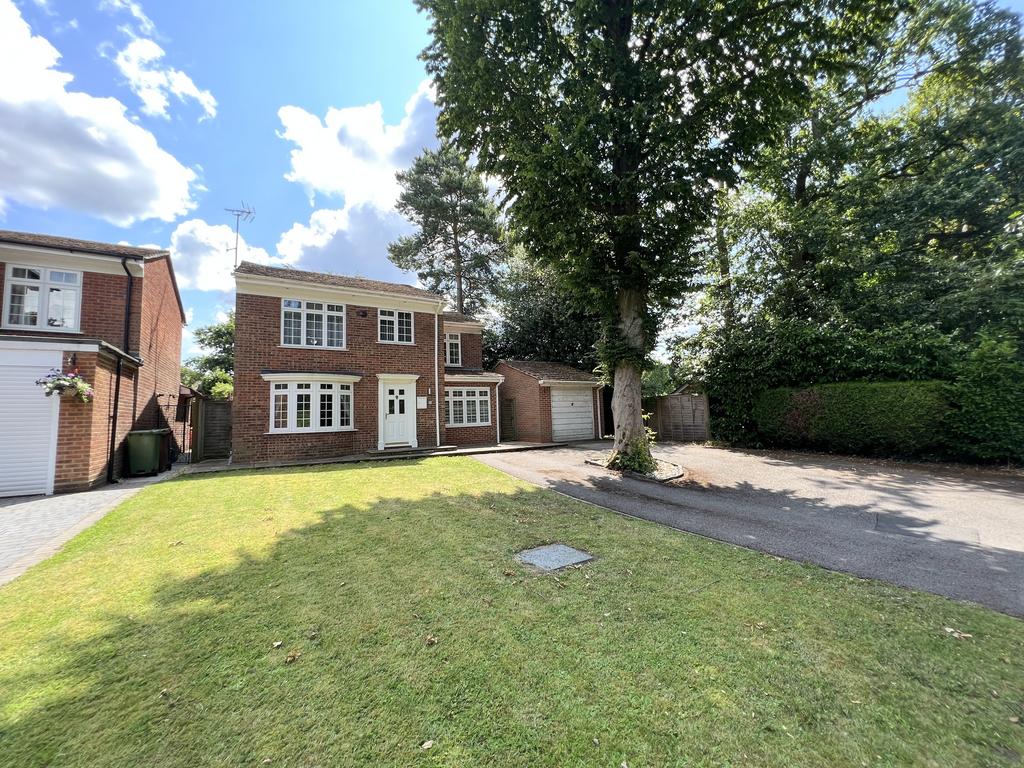 Camberley GU15 4 bed detached house for sale - £600,000