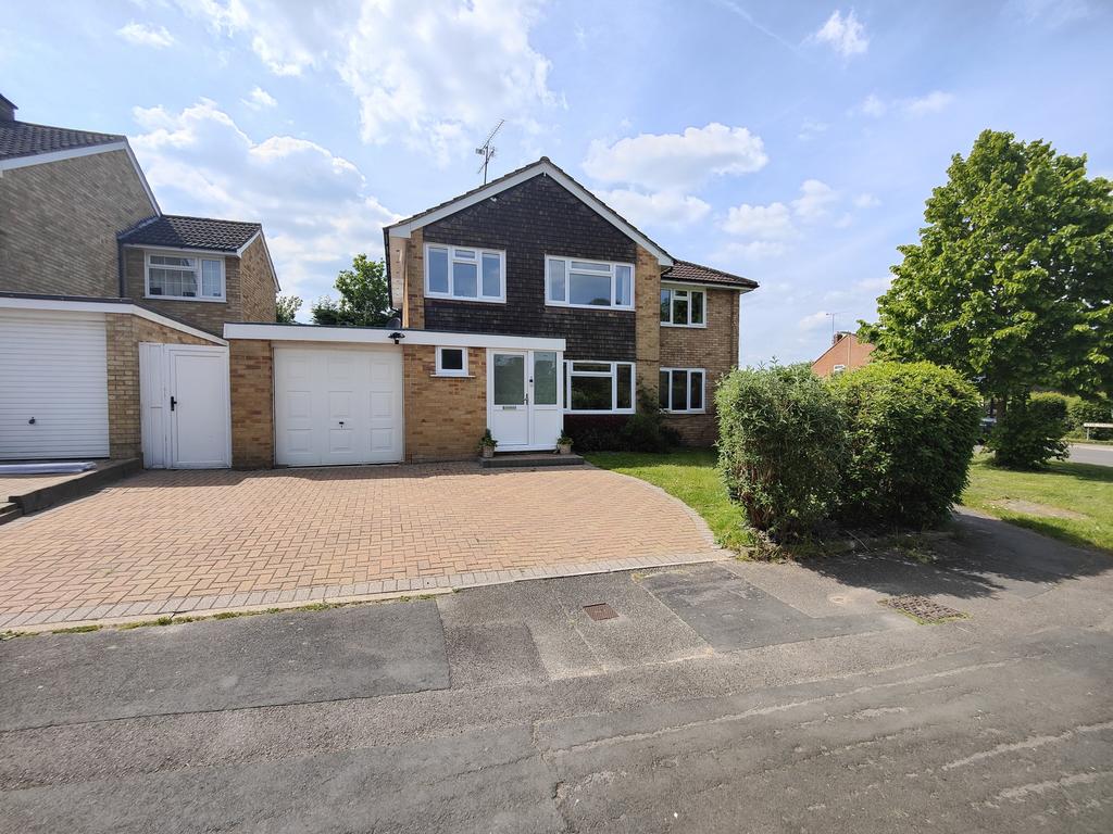 Yateley GU46 4 bed detached house for sale - £625,000