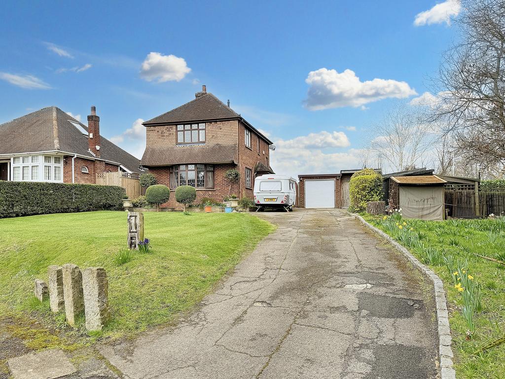 Woking GU22 3 bed detached house - £750,000
