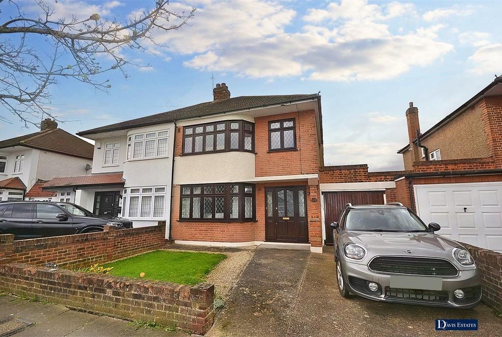 The Grove, Upminster, RM14 3 bed semi-detached house - £700,000