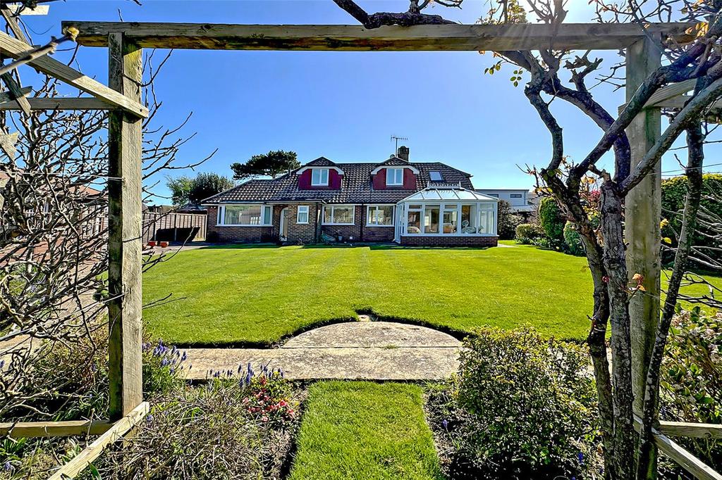The Roystons, East Preston, West Sussex 3 bed bungalow - £800,000