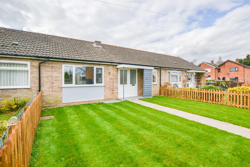 St. Peters Close, Yaxham 2 bed terraced bungalow to rent - £995 pcm (£ ...