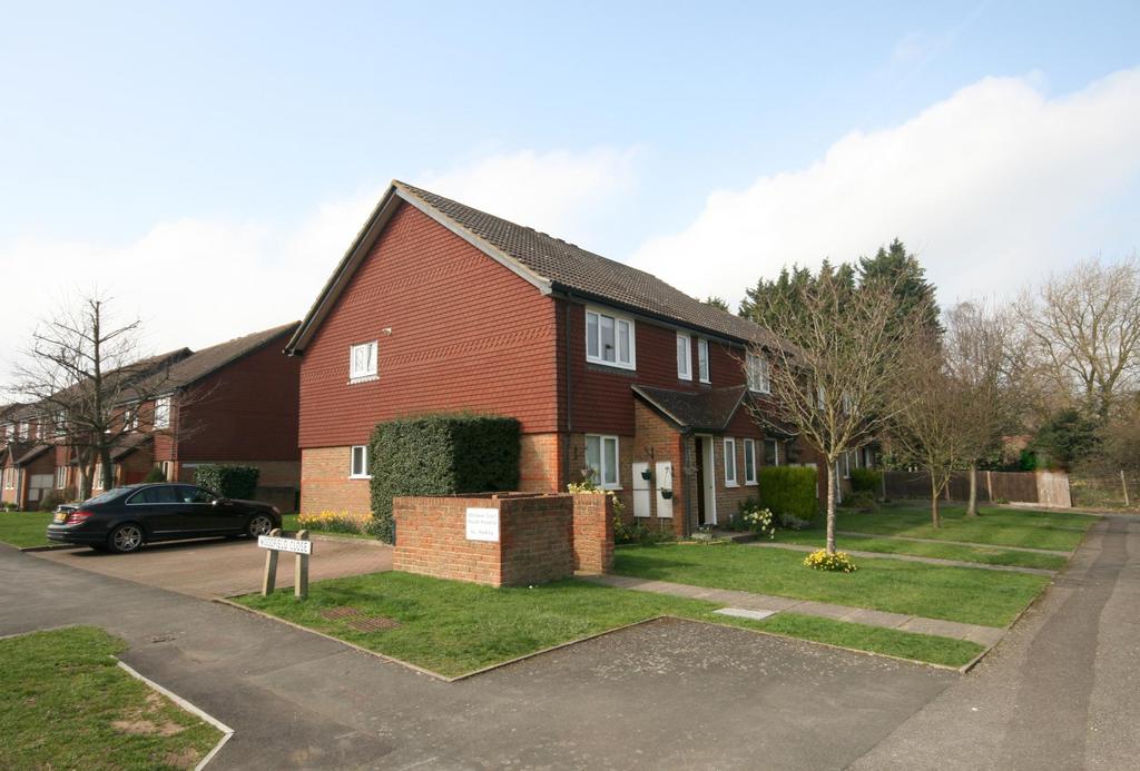 Whittaker Court, Woodfield, Ashtead... 1 bed apartment - £950 pcm (£219 pw)