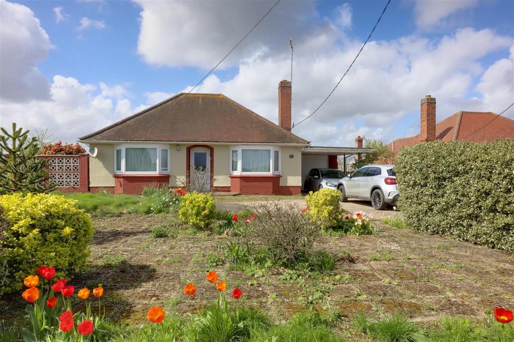 Landermere Road, Clacton-On-Sea CO16 3 bed detached bungalow - £550,000