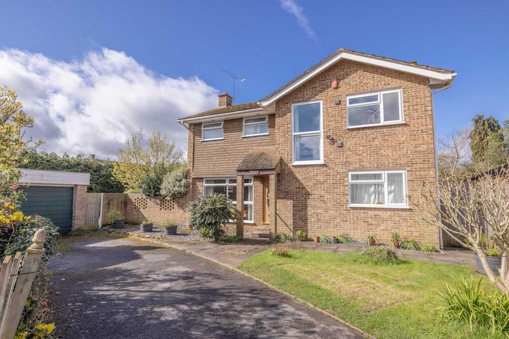 Beaulieu Close, Datchet SL3 4 bed detached house - £925,000