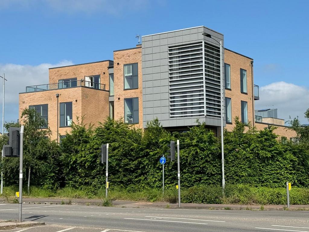 Hackett House Glebe Farm Drive... 2 bed apartment - £1,700 pcm (£392 pw)