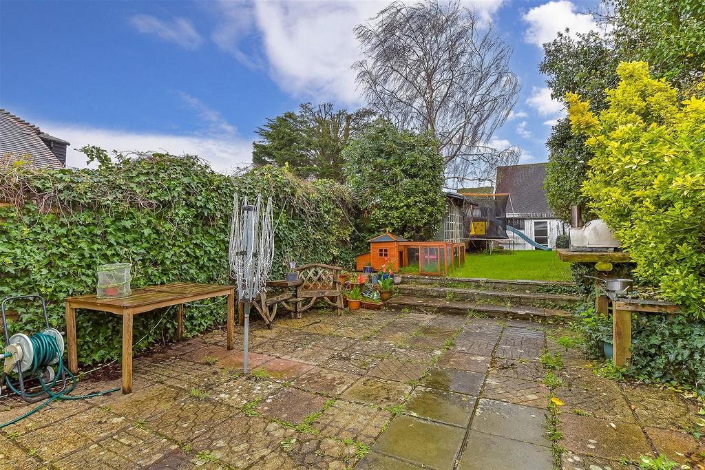 Westergate Street, Westergate, Chichester, West Sussex 3 bed end of ...