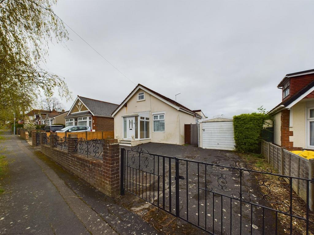 South Road, Portsmouth PO6 3 bed bungalow - £425,000