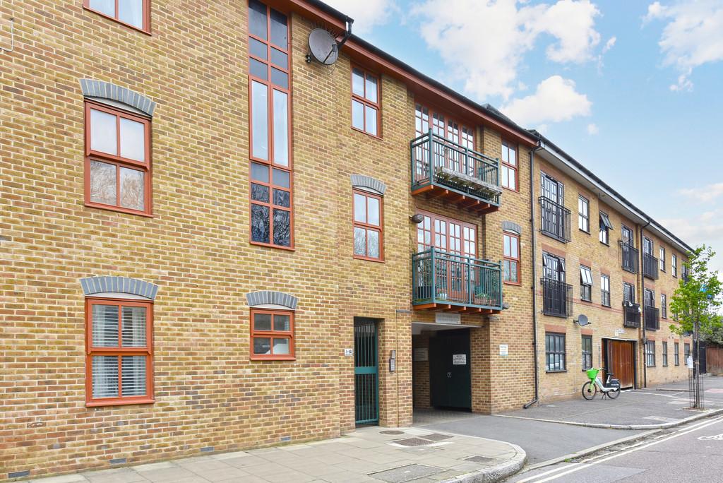 Wetherell Road, London E9 2 bed apartment - £2,000 pcm (£462 pw)