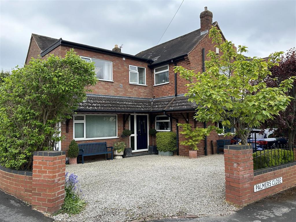 Palmers Close, Bilbrook, Wolverhampton 4 bed detached house - £395,000