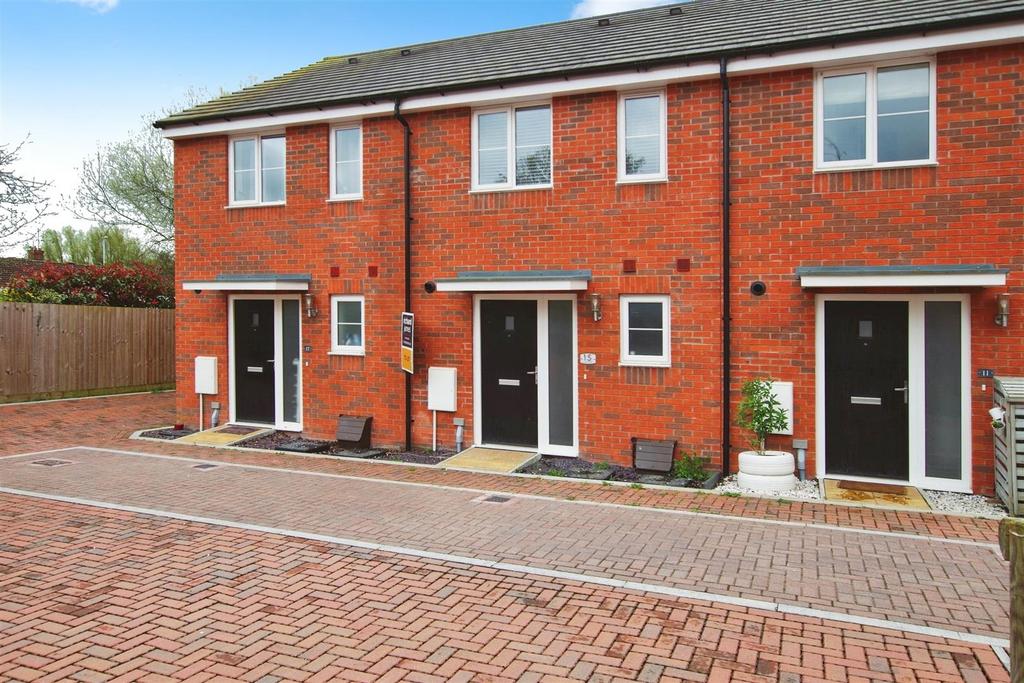 Homeleaze, Swindon SN1 2 bed terraced house - £1,200 pcm (£277 pw)