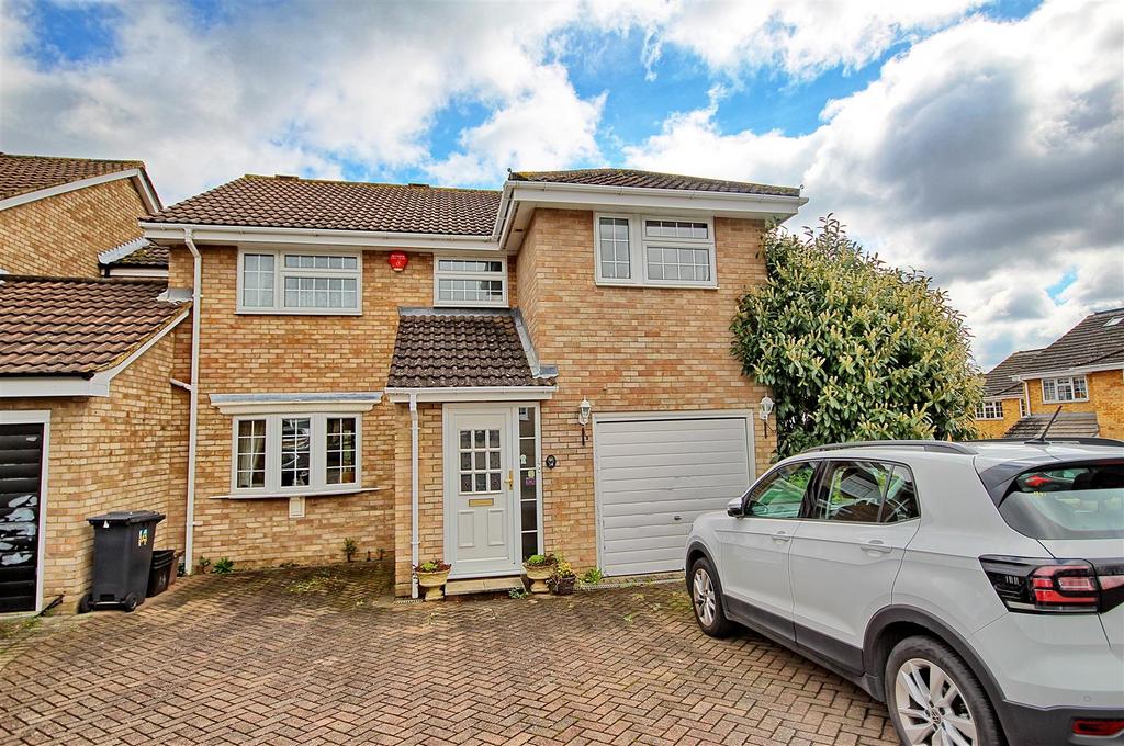 Lower Shott, Waltham Cross EN7 4 bed link detached house - £585,000