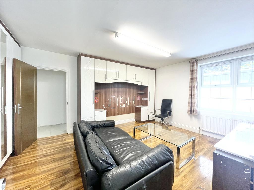 Uxbridge Road, High Street UB1 1 bed apartment - £1,200 pcm (£277 pw)