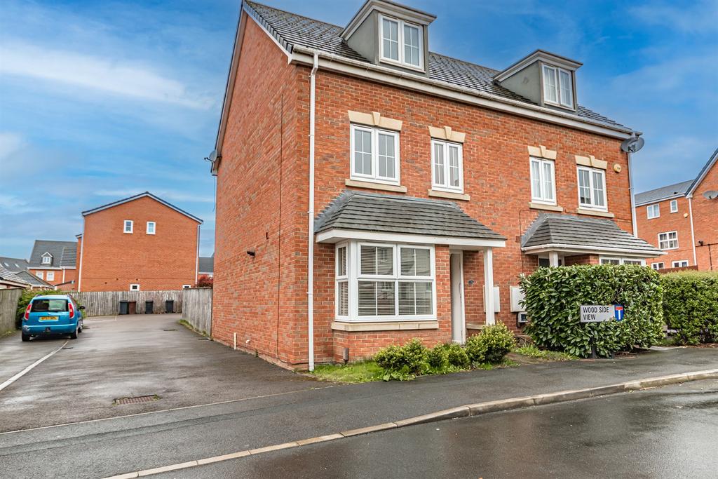 Woodside View, Leeds 4 bed semi-detached house - £260,000