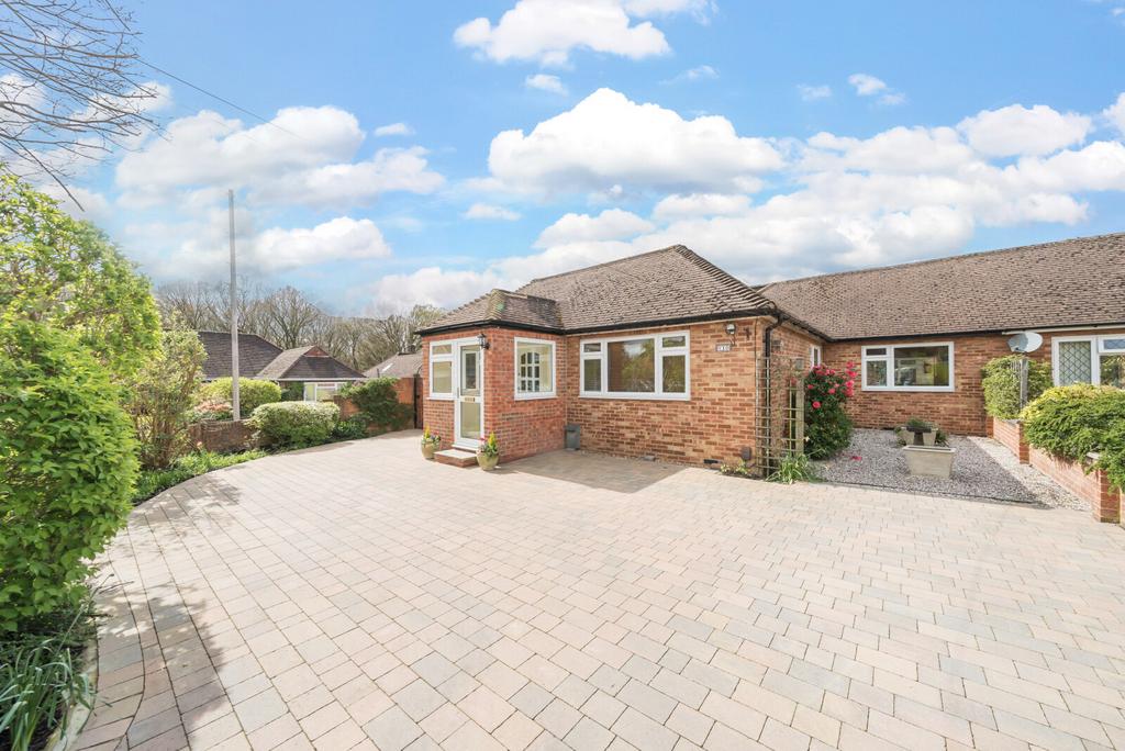 The Ridings, Addlestone, KT15 3 bed bungalow - £635,000