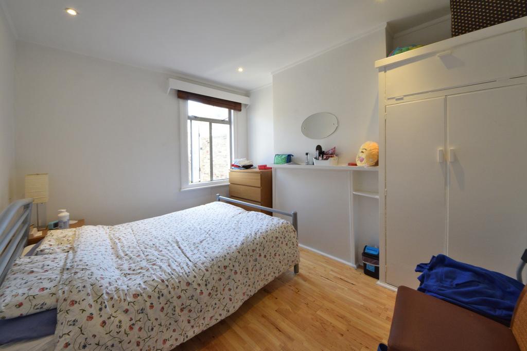 Yeldham Road, London, W6 3 bed flat - £3,100 pcm (£715 pw)