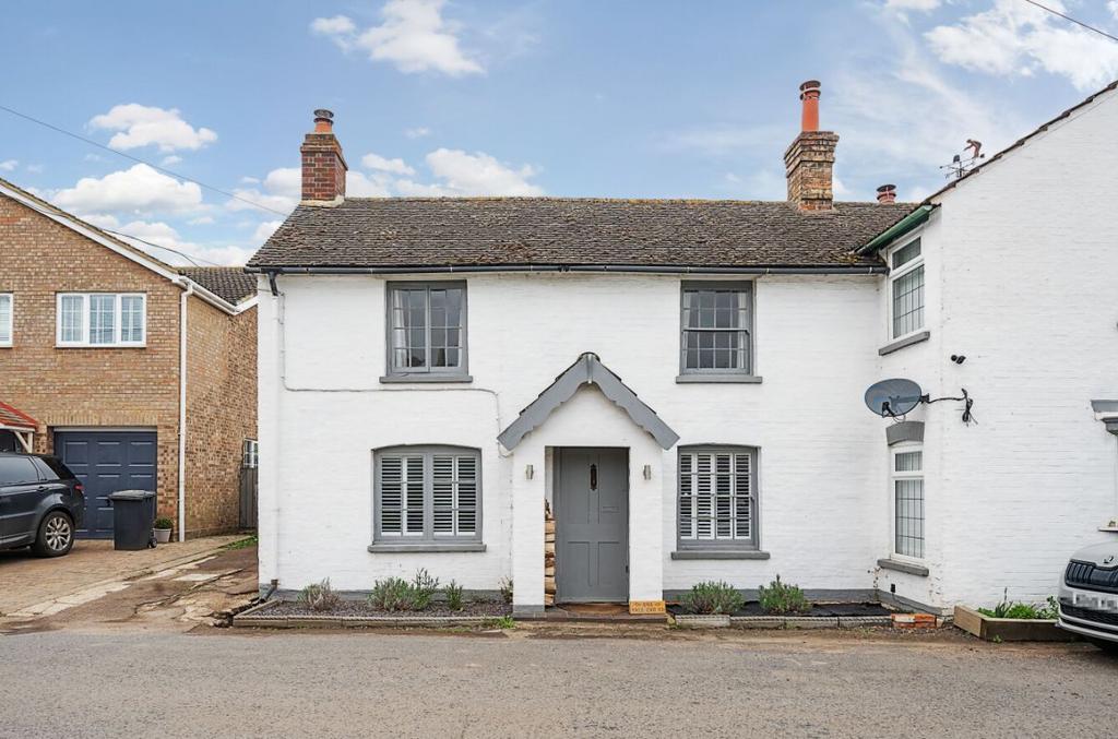 Hall End Road Wootton Bedford 2 Bed Semi Detached House For Sale £