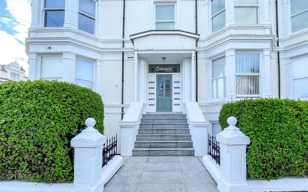 Trinity Square, Llandudno, Conwy, LL30 1 bed apartment for sale - £125,000