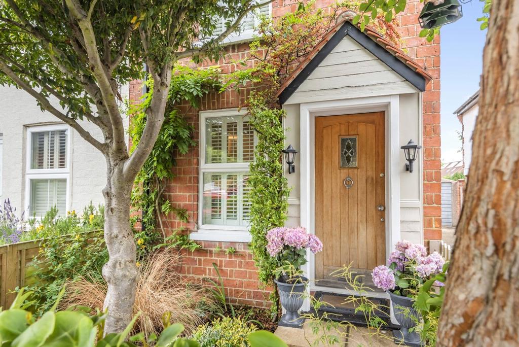 Lower Manor Road, Farncombe... 3 bed end of terrace house - £499,950