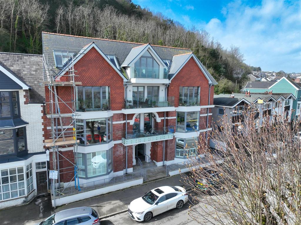 672 Mumbles Road, Swansea SA3 2 bed apartment - £375,000