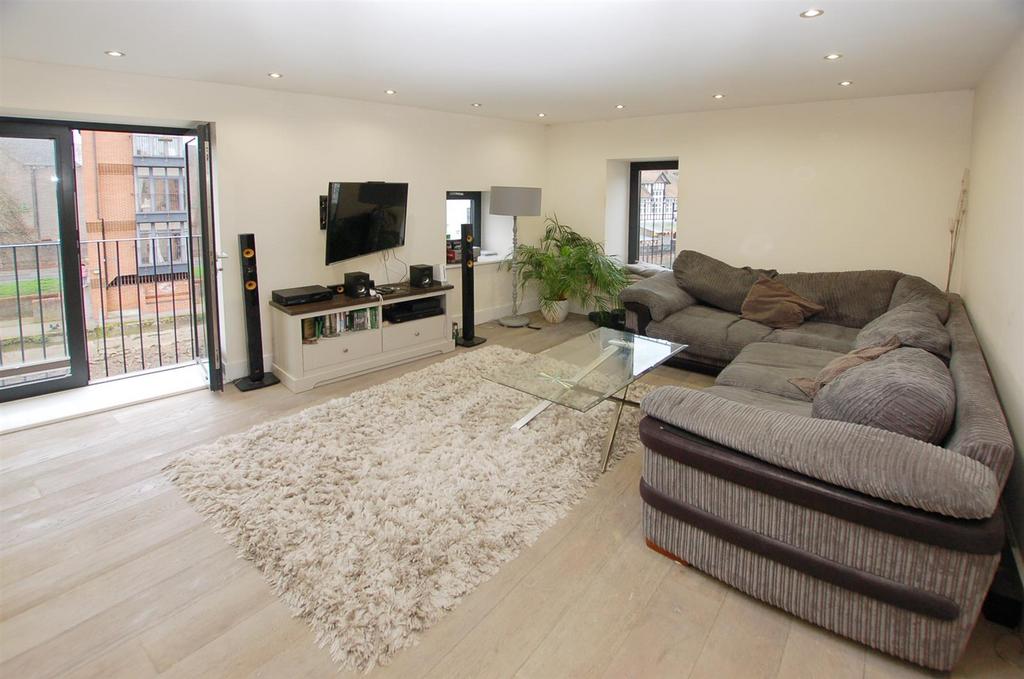 Lyons Crescent, Tonbridge 2 bed flat - £425,000