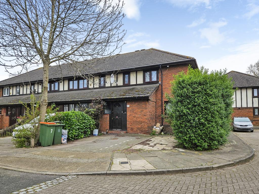 Agnes Close, Beckton, E6 3 bed terraced house - £2,250 pcm (£519 pw)