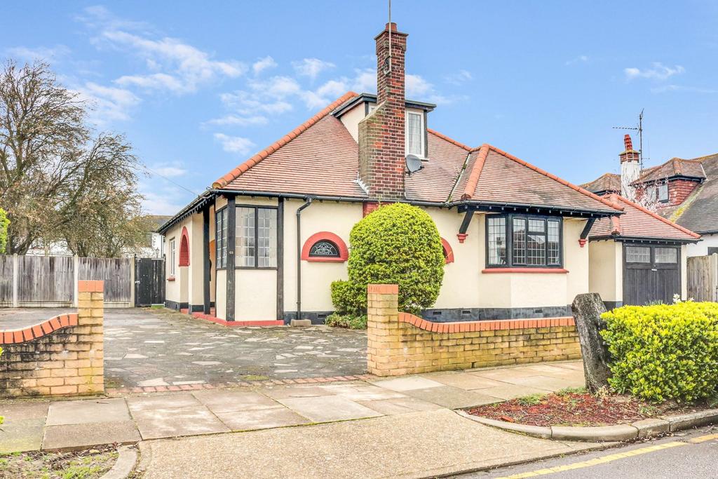 Broadclyst Gardens, Thorpe Bay SS1 3 bed detached bungalow - £700,000