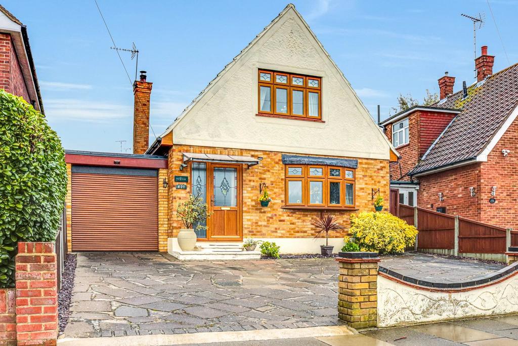 Woodgrange Drive, Thorpe Bay SS1 2 bed detached house - £500,000