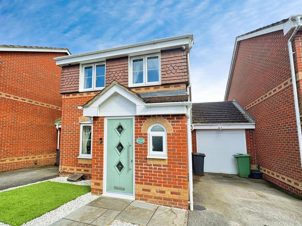 Herriard Place, Basingstoke RG22 3 bed link detached house - £415,000