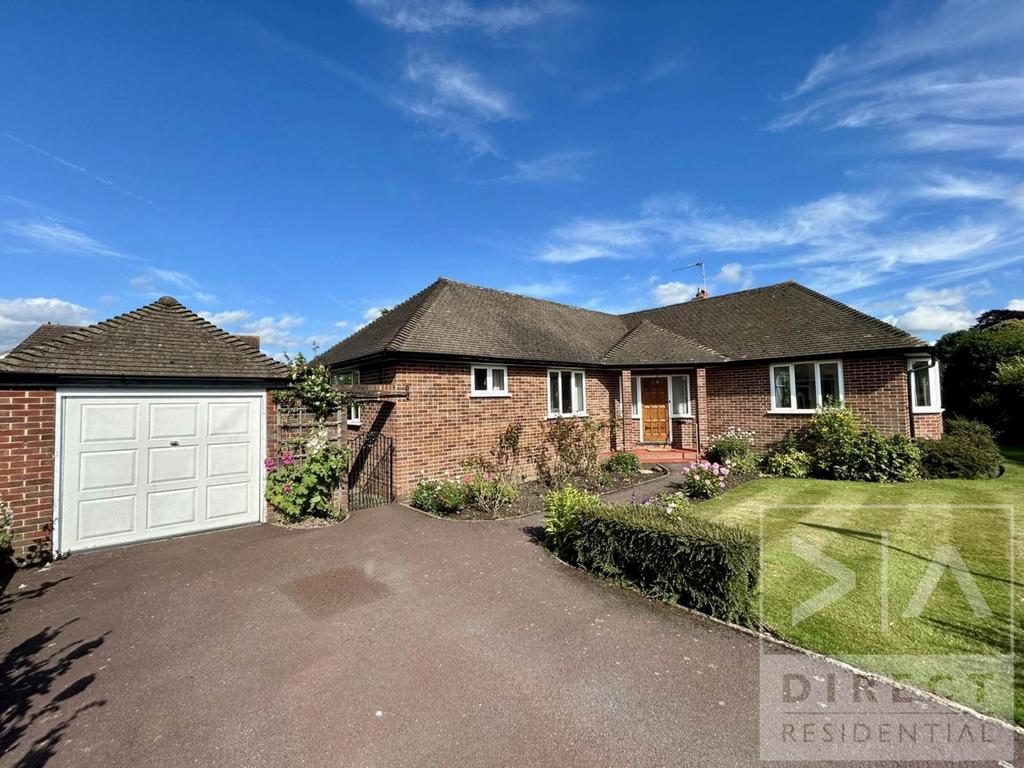 Quennell Close, Ashtead KT21 3 bed bungalow - £2,300 pcm (£531 pw)