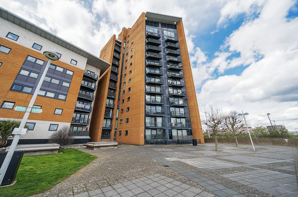 Hull Place, Gallions Point, London 2 bed apartment - £350,000