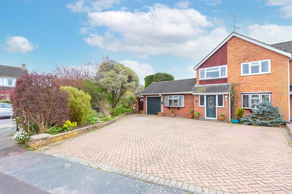 Shamrock Close, Camberley GU16 4 bed semi-detached house - £495,000