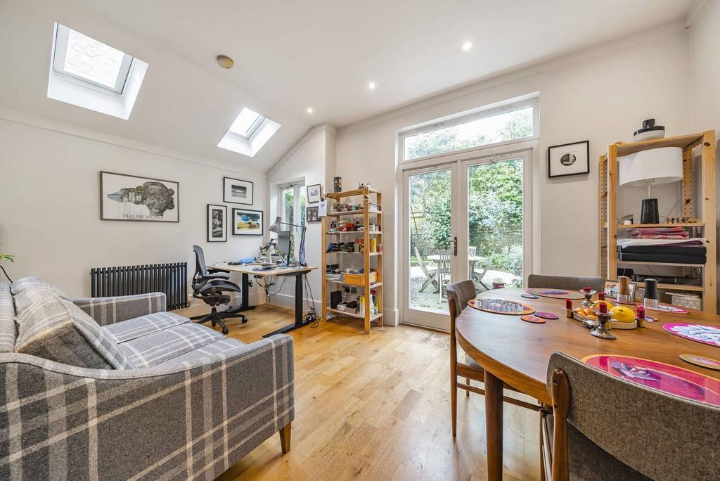 Lynn Road, Clapham South, London, SW12 2 bed flat - £700,000