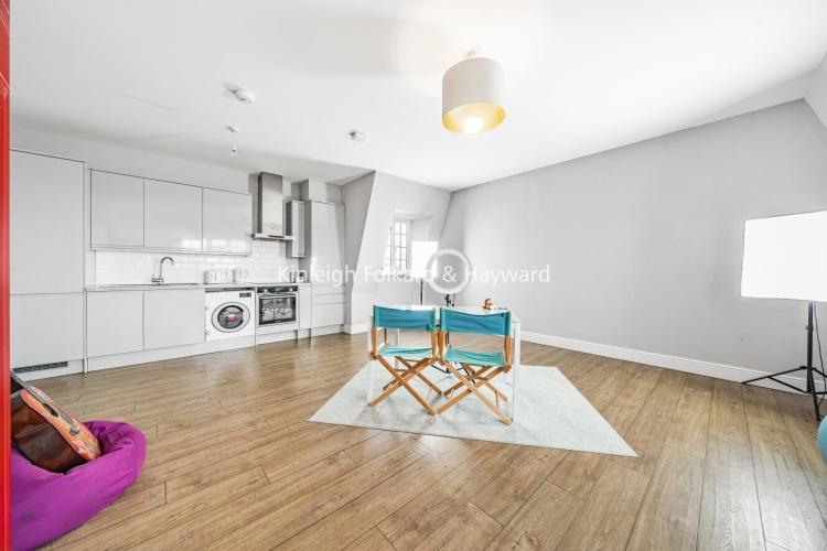 Manor Drive North New Malden KT3 2 bed apartment - £1,700 pcm (£392 pw)