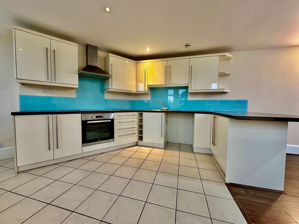 Flat 2, Folkestone CT20 2 bed apartment - £950 pcm (£219 pw)