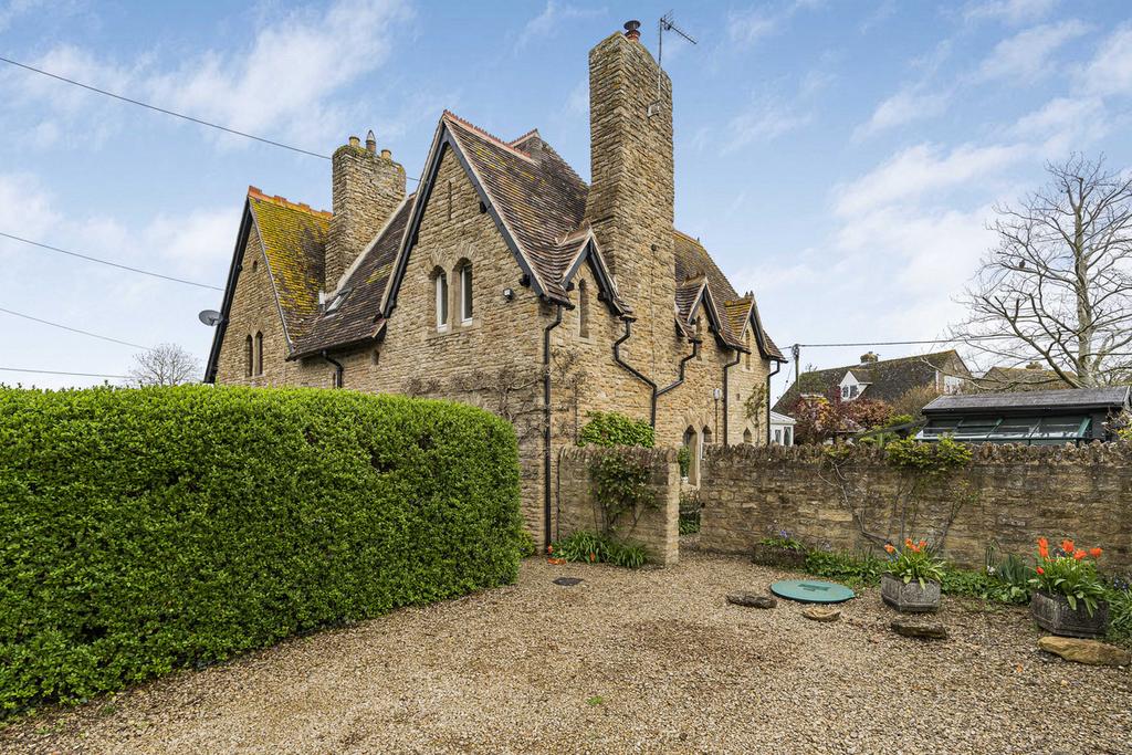 30 New Road, Charney Bassett, OX12 3 bed semi-detached house - £545,000