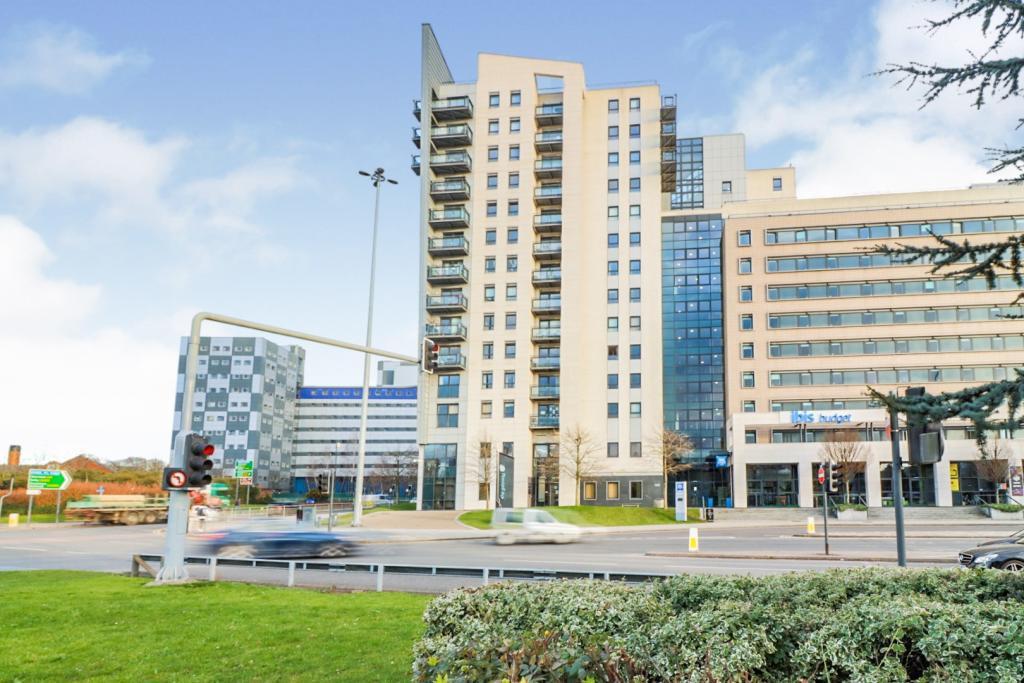 The Gateway North, Crown Point Road... 1 bed apartment - £925 pcm (£213 pw)