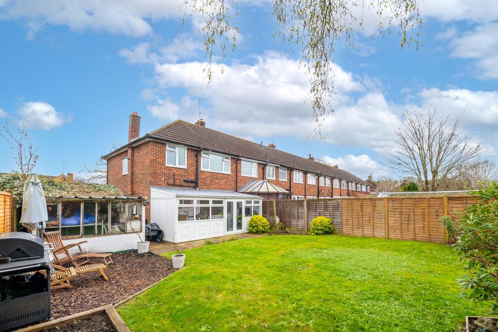 Reeve Road, Reigate, RH2 3 bed end of terrace house - £500,000
