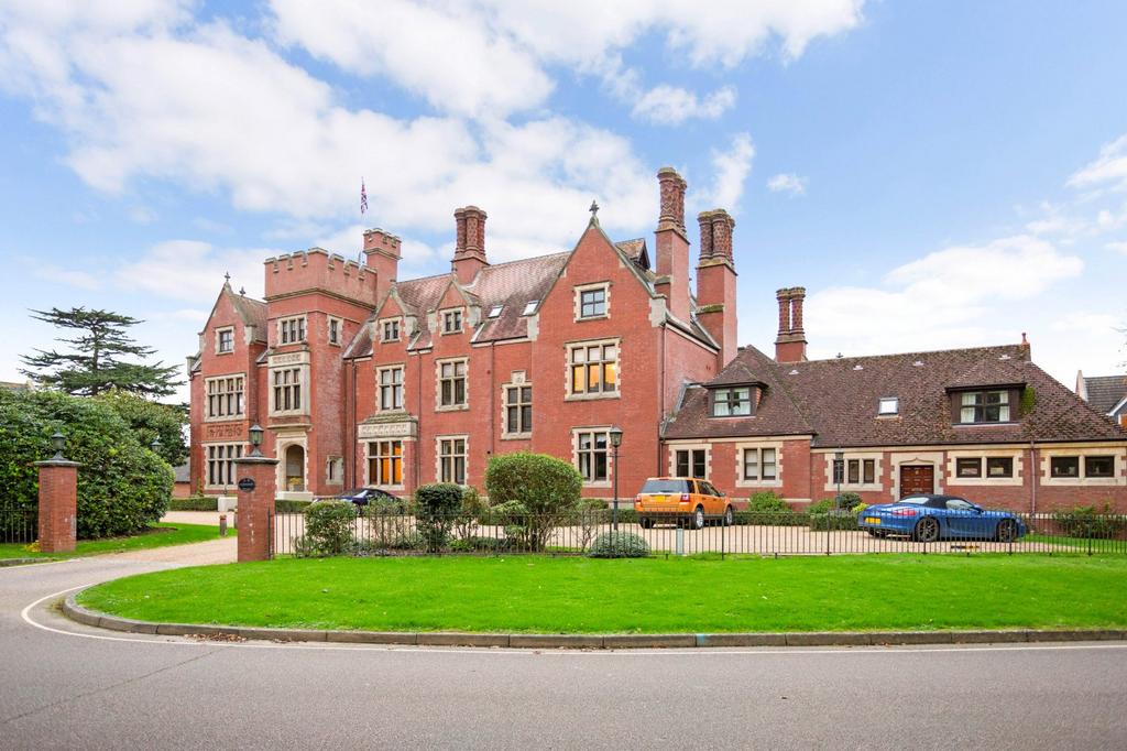 Tanbridge Park, Horsham, West Sussex 2 bed flat - £595,000