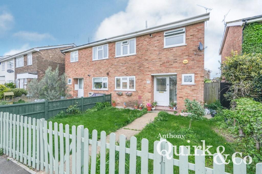 Harrow Road, Canvey Island, SS8 3 bed semi-detached house - £300,000