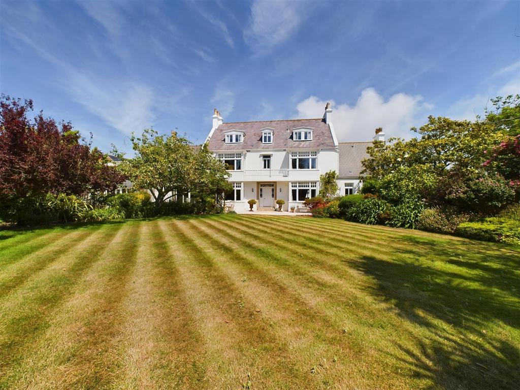 A Beautiful Character Home Located On... 7 bed detached house - £3,250,000