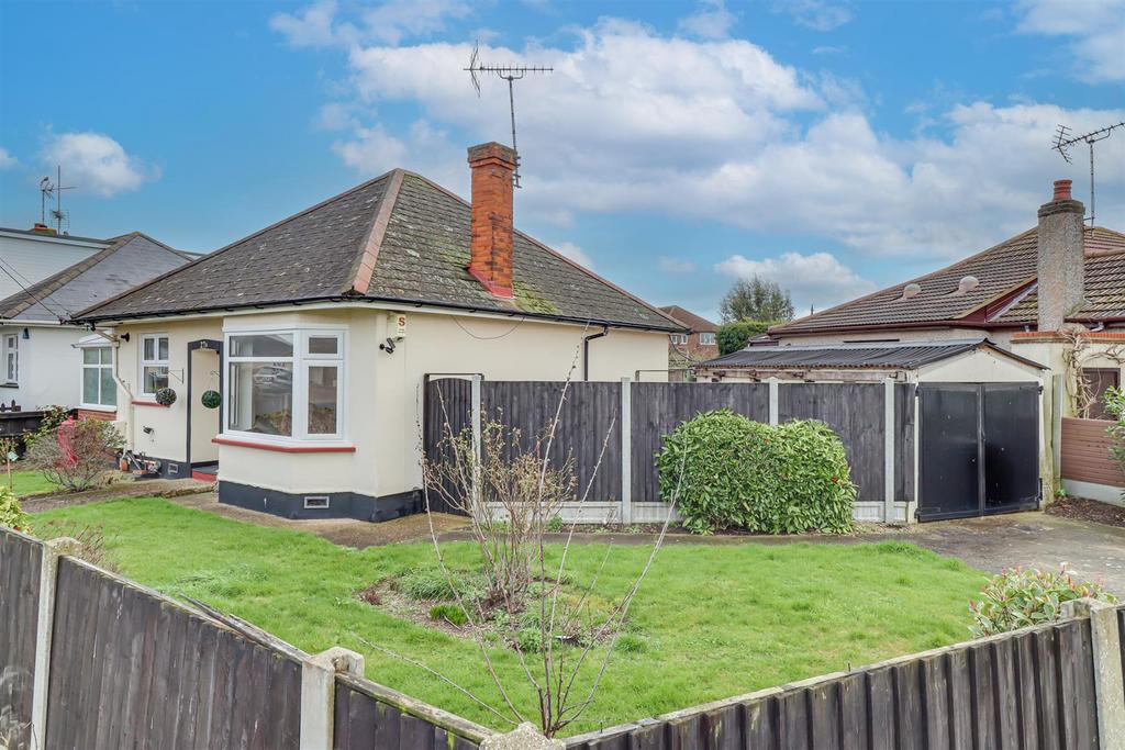The Parkway, Canvey Island SS8 3 bed detached bungalow - £350,000