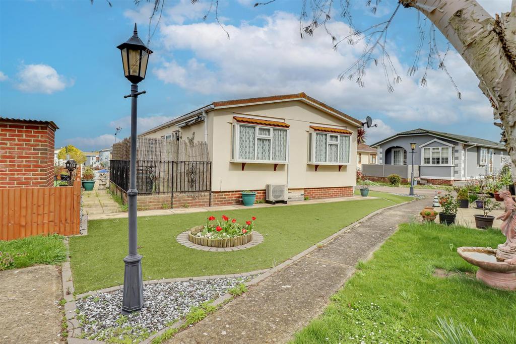 Creek Road, Canvey Island SS8 2 bed park home - £200,000