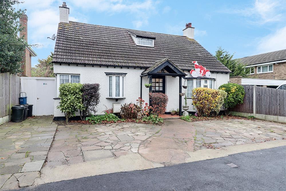 Herschell Road, Leigh-on-Sea SS9 4 bed detached bungalow - £600,000