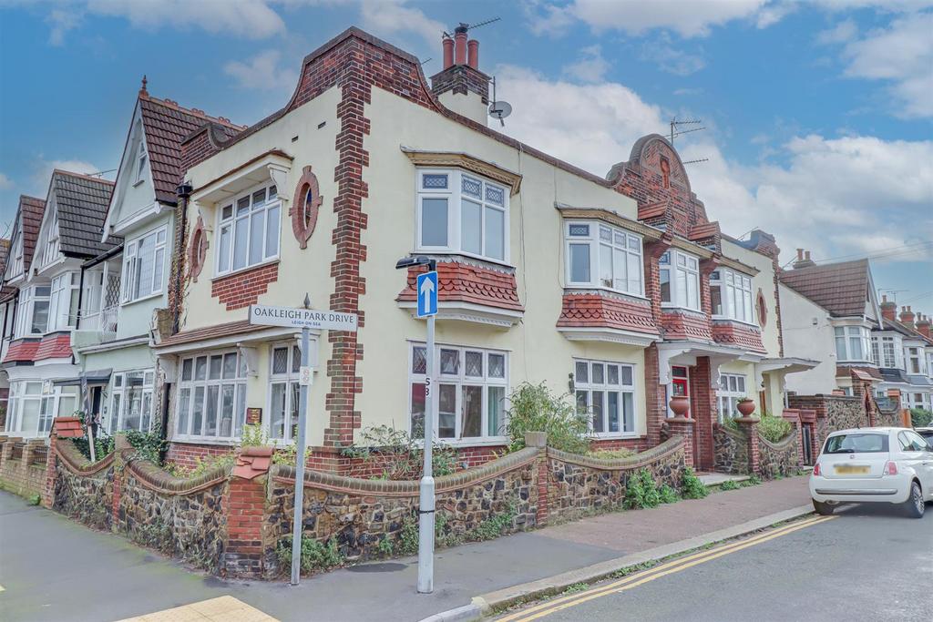 Pall Mall, Leigh-on-Sea SS9 3 bed apartment - £350,000